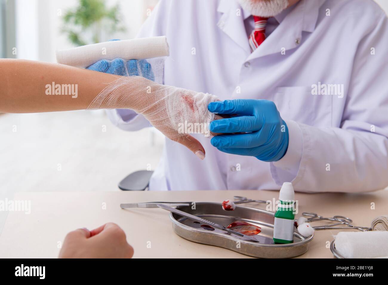 Hand injured woman visiting doctor Stock Photo - Alamy