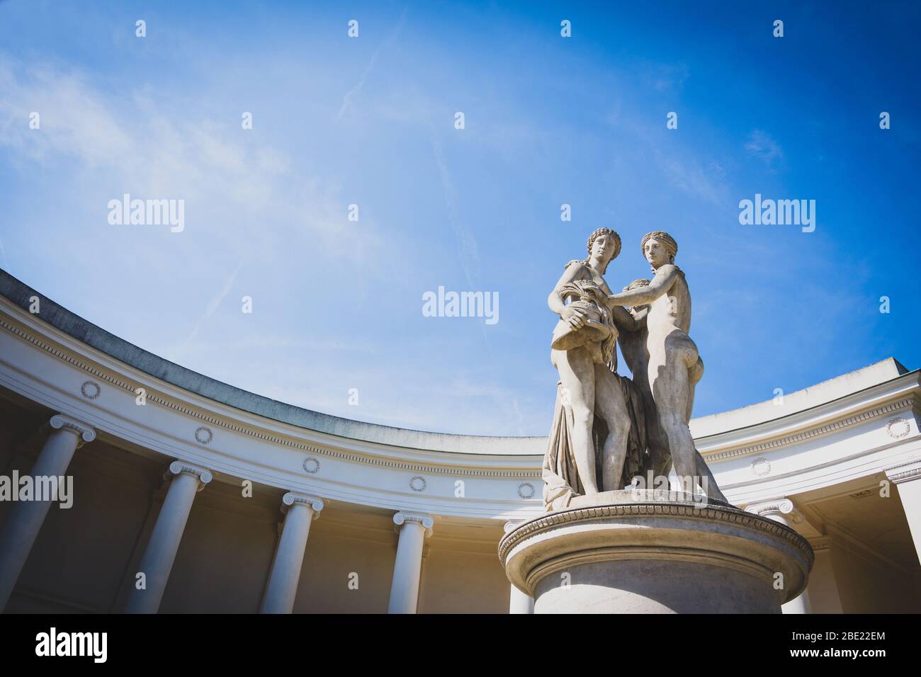 Three graces statue hi-res stock photography and images - Alamy