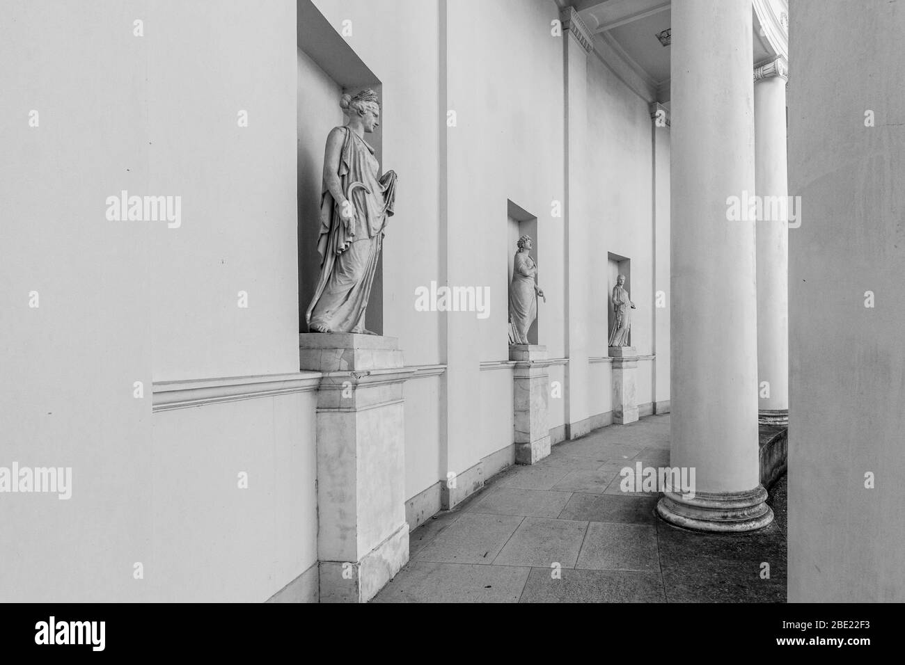 Three graces statue hi-res stock photography and images - Alamy