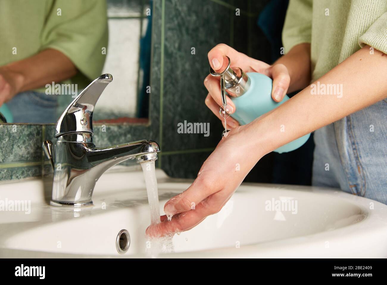 Handwashing with liquid soap - How to wash your hands Stock Photo - Alamy