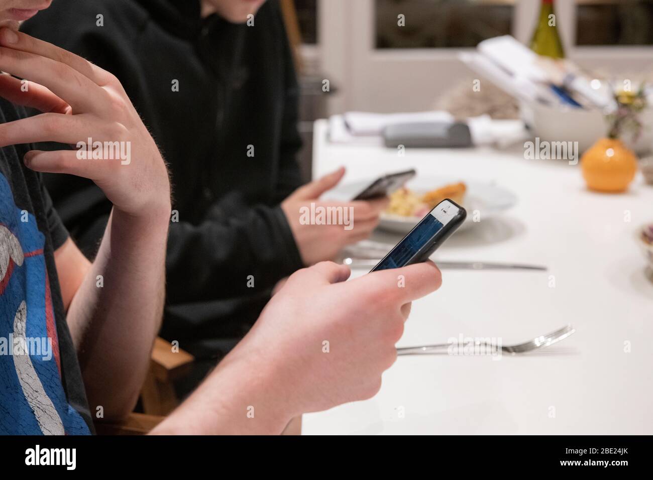 Family phones at the dinner table hi-res stock photography and images ...