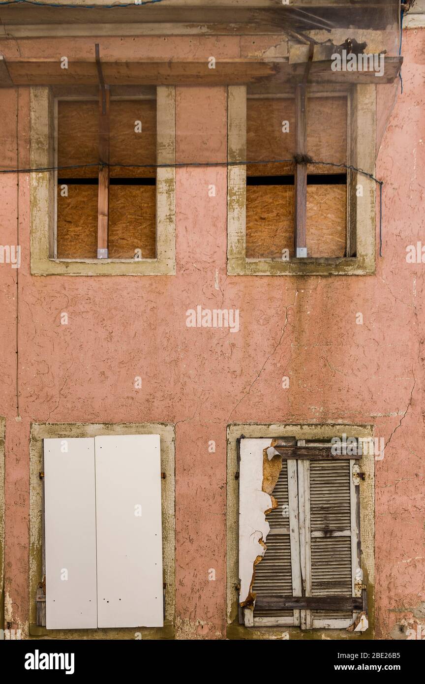 Abandoned dilapidated hi-res stock photography and images - Alamy