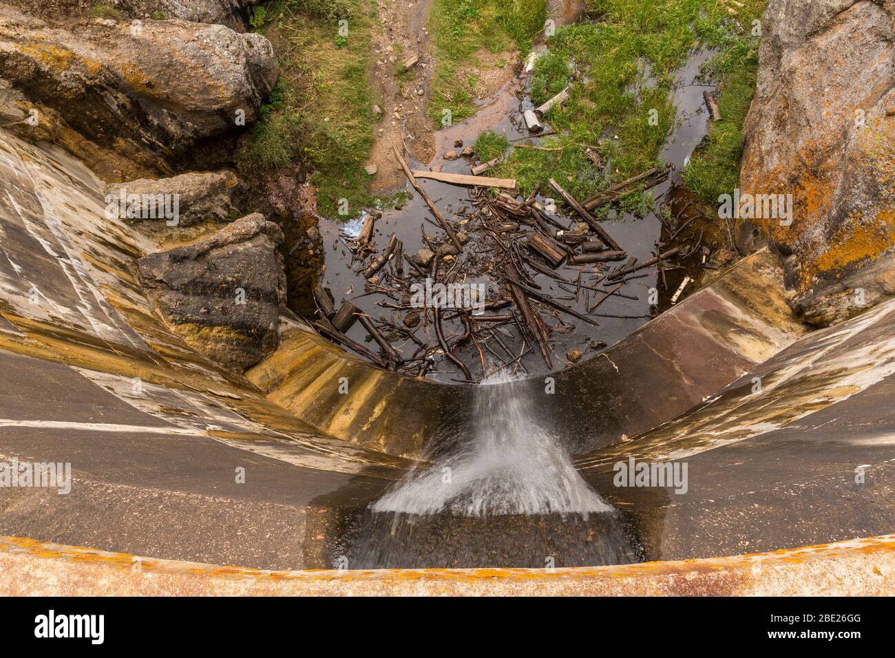 A dam as viewed from above Stock Photo - Alamy