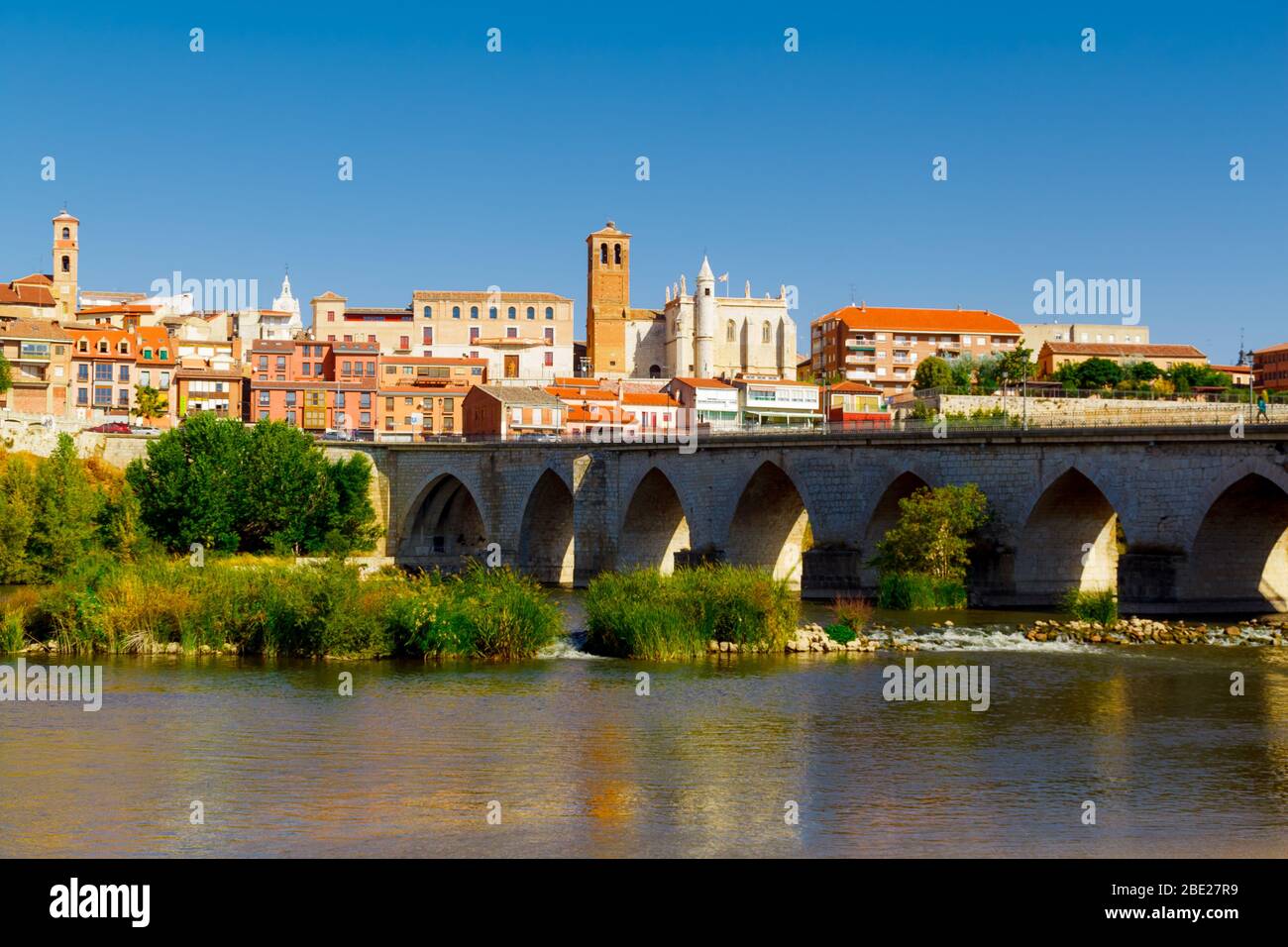 View old stone bridge of Douro river and old town Tordesillas. Spain ...