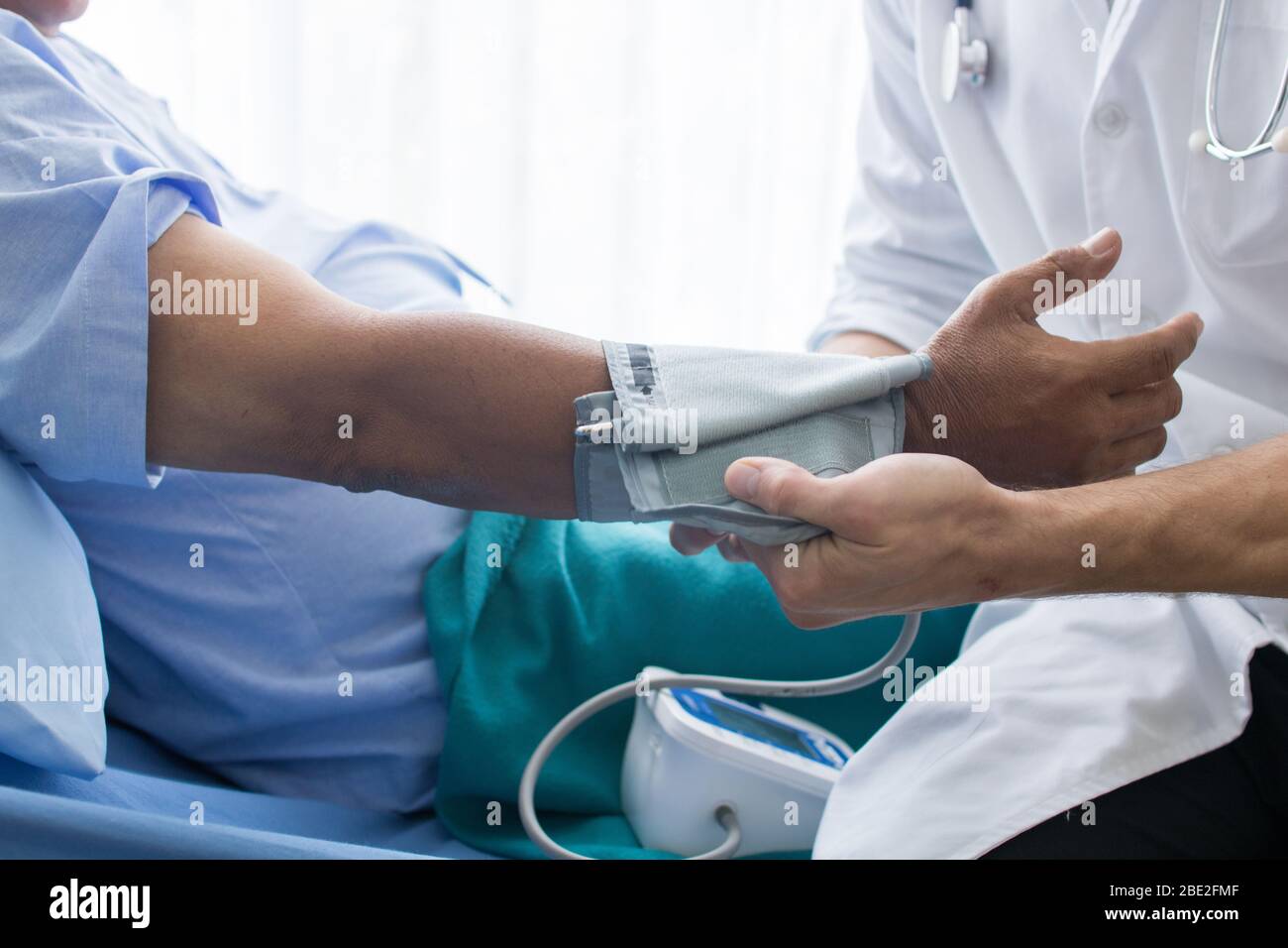 doctor pulse measurement on hand of patient Stock Photo - Alamy