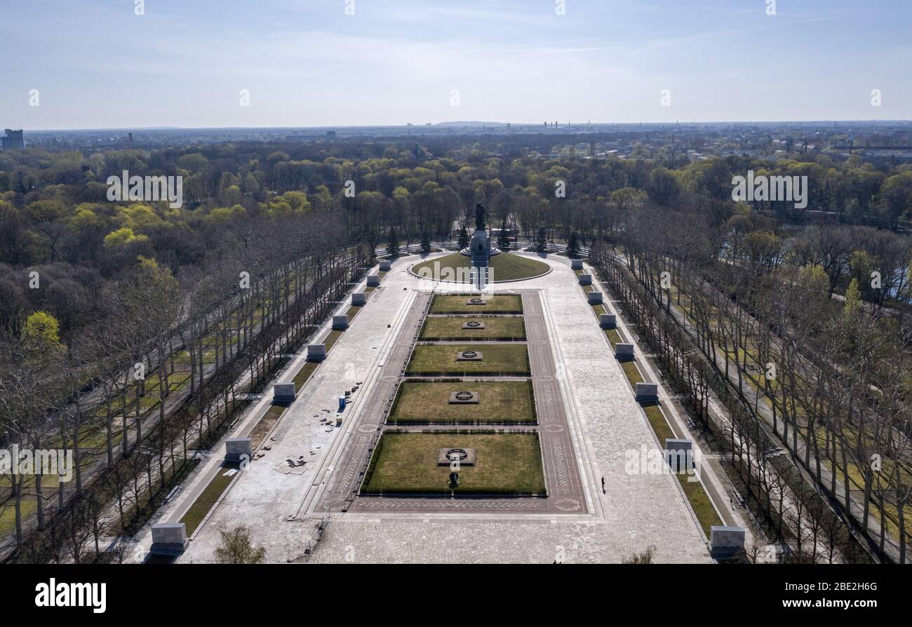 Berlin, Germany. 11th Apr, 2020. It is almost deserted on the grounds ...