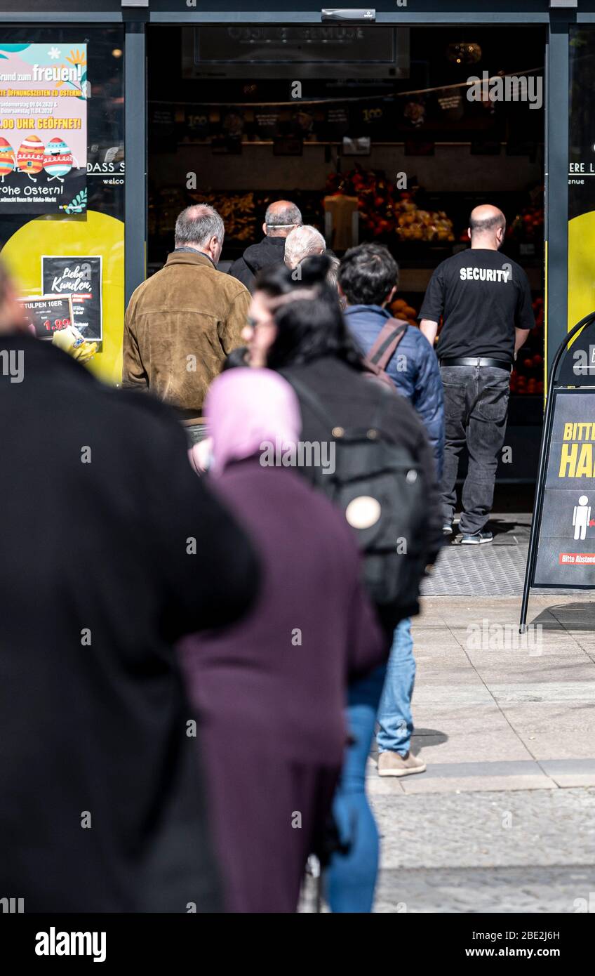 Queue in front of supermarket hi-res stock photography and images - Alamy