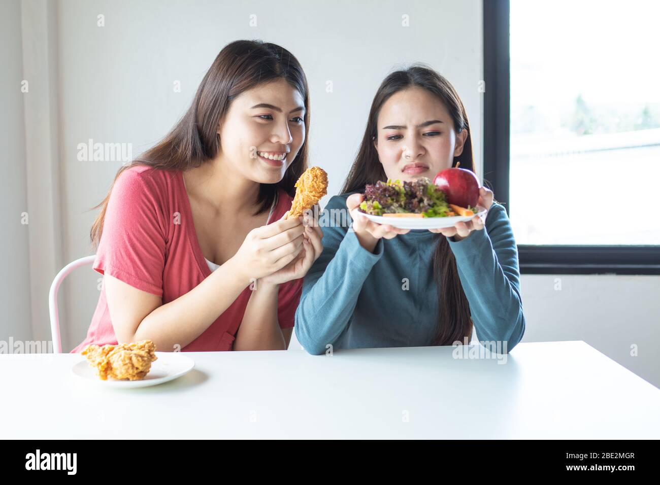 Woman invites friend to eat chicken, girl is on diet, bored on ...