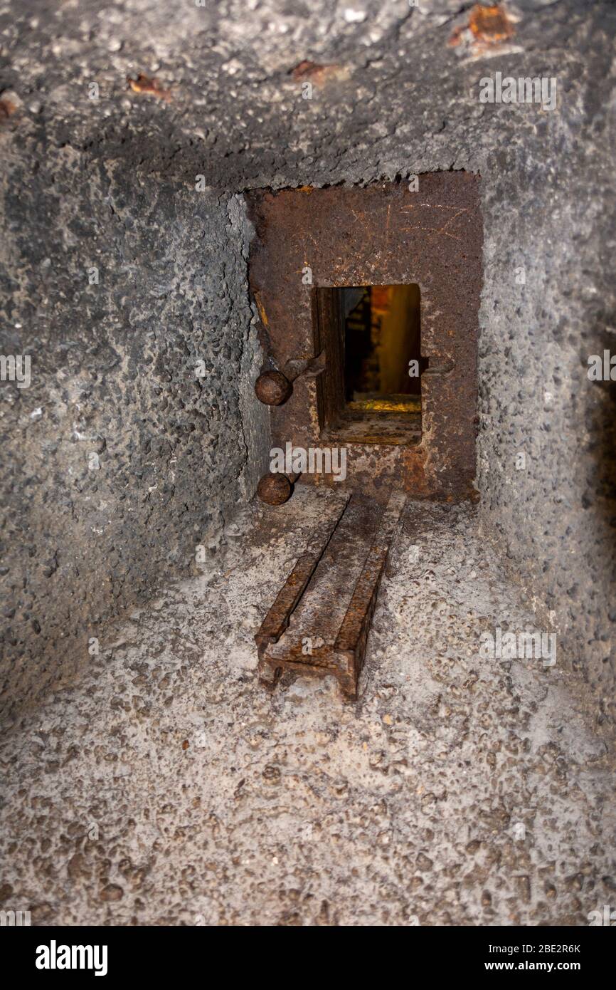 MG fitting protecting corridor/entrance in the Platterhofbunker or ...