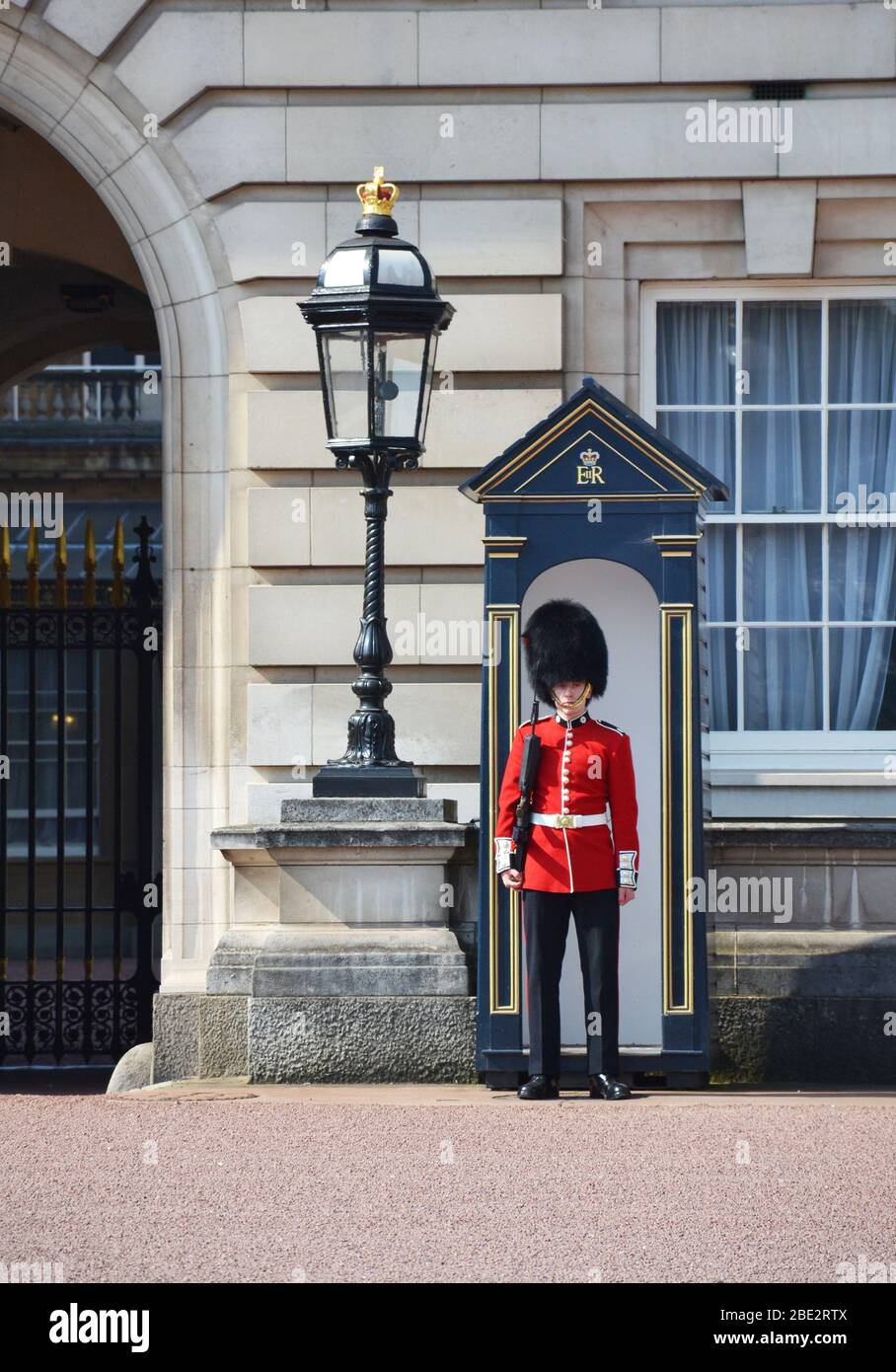 Royal guard buckingham palace hi-res stock photography and images - Alamy