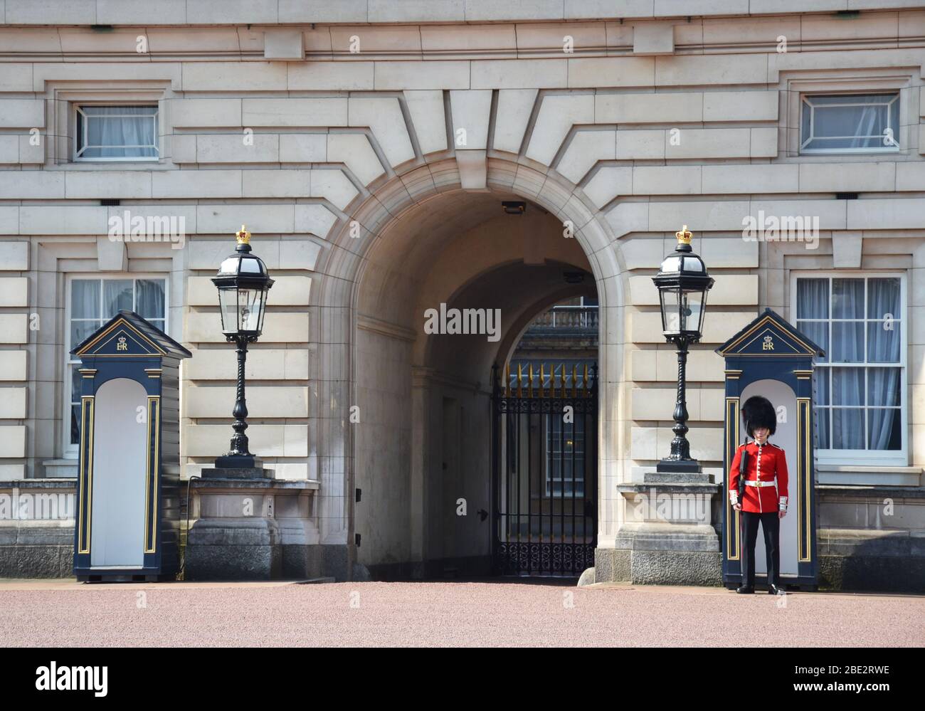 Royal guard buckingham palace hi-res stock photography and images - Alamy