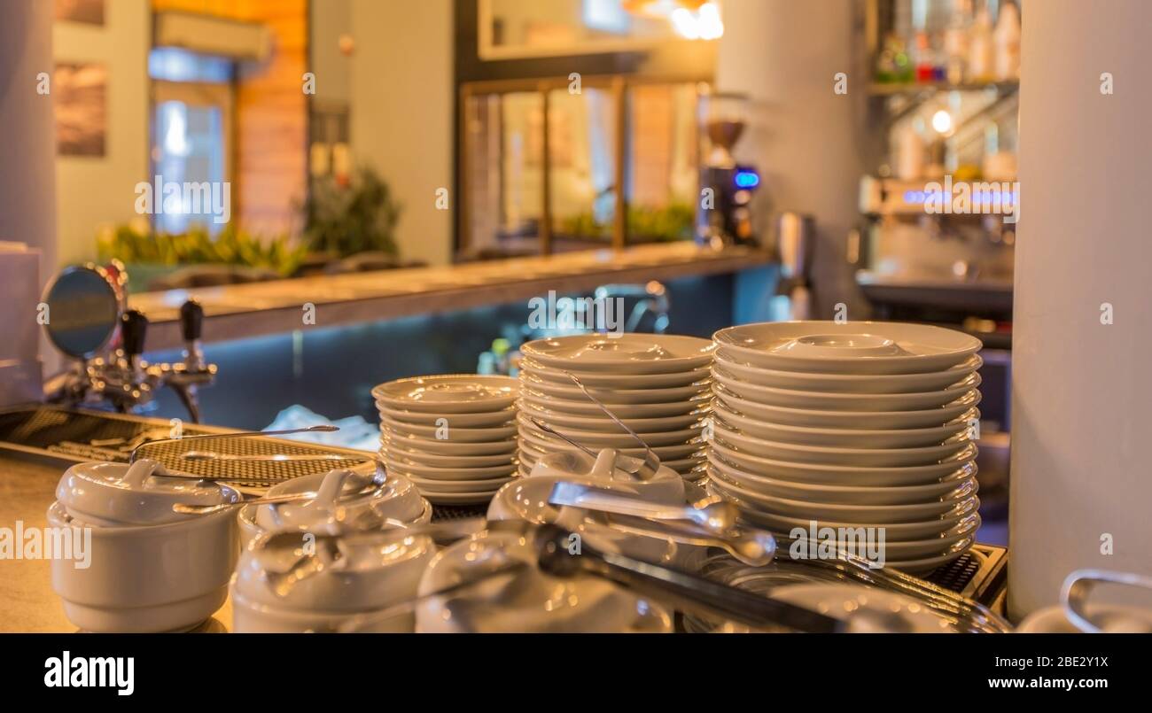 Pile white clean dishes hi-res stock photography and images - Alamy