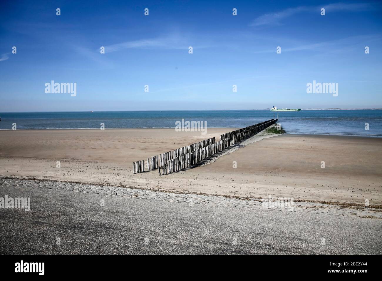 Breskens, Netherlands. 11th Apr, 2020. BRESKENS, 11-04-2020, strand ...