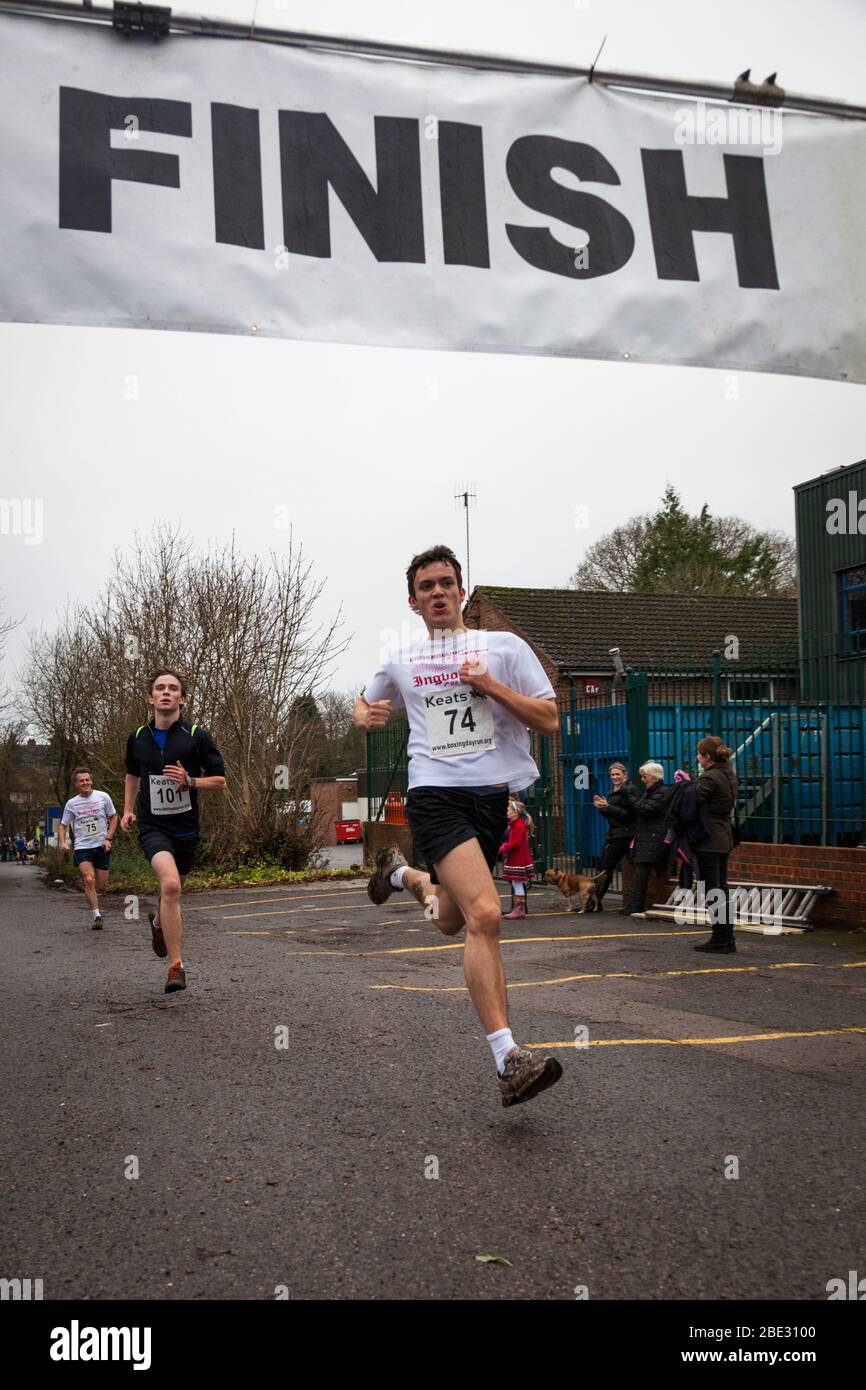 Man finish race run hi-res stock photography and images - Alamy