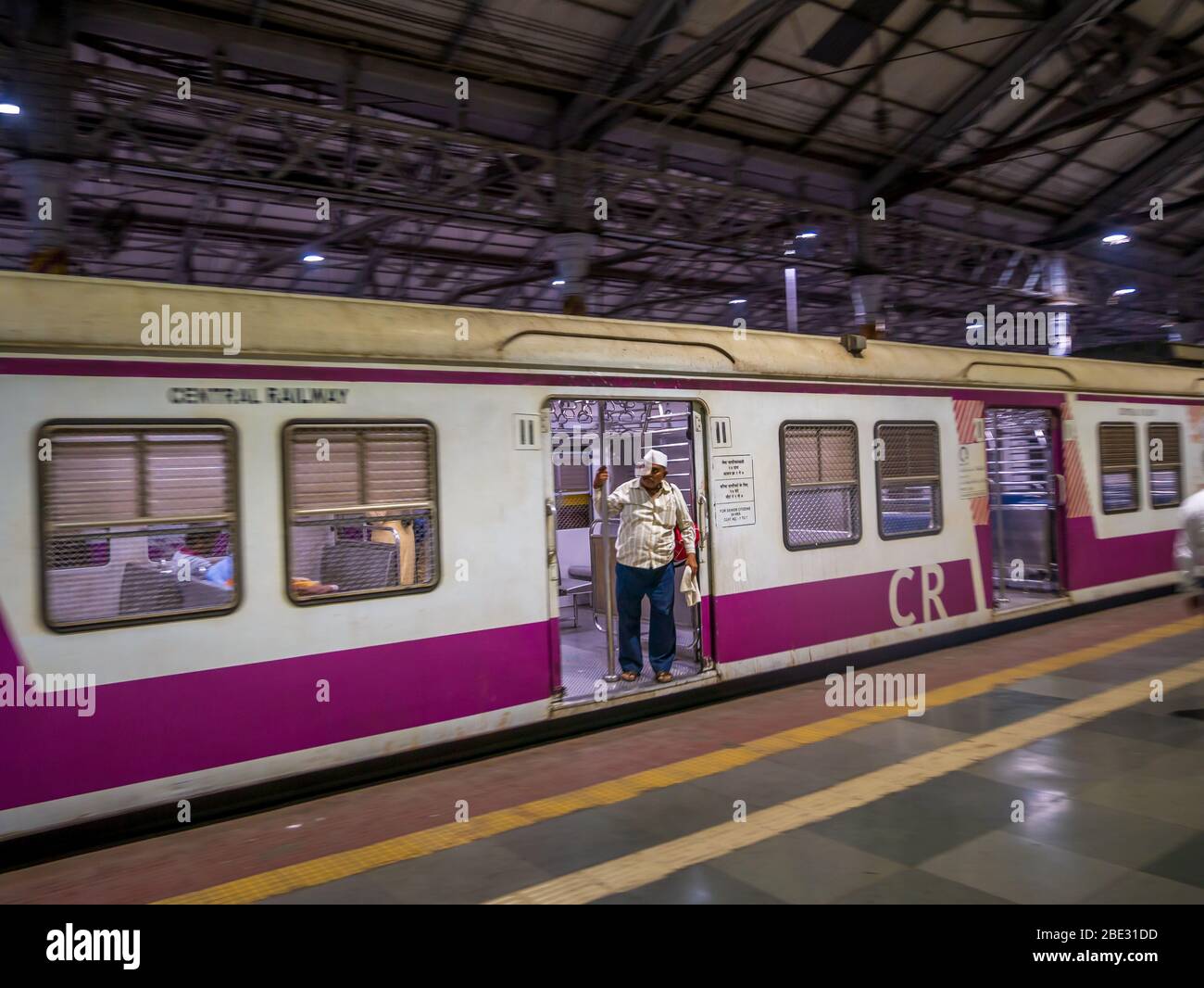 Mumbai metro rail platform hi-res stock photography and images - Alamy