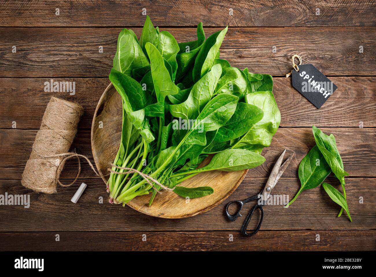 Fresh bundle of spinach on rustic wooden background Stock Photo - Alamy