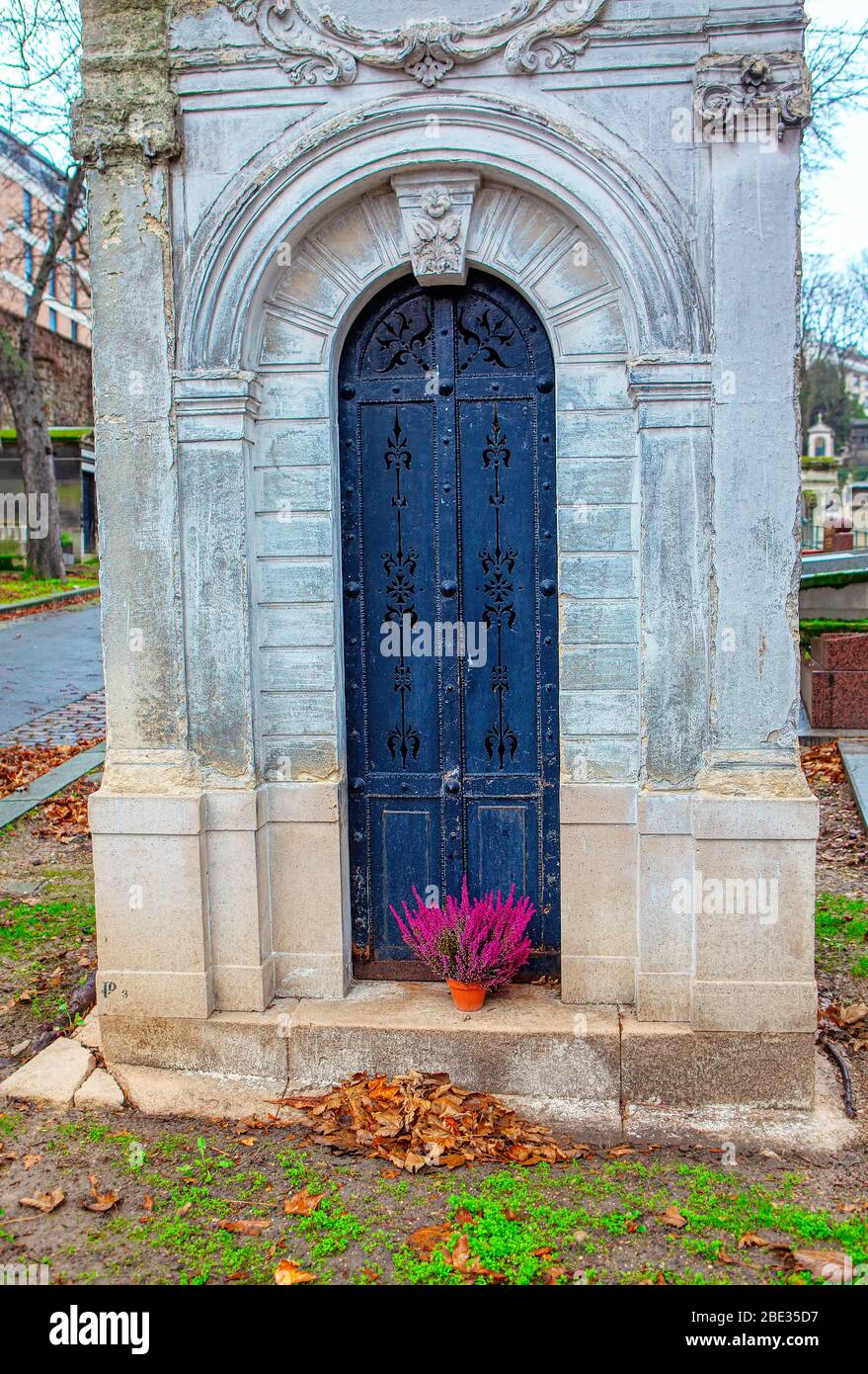 Crypt facade hi-res stock photography and images - Alamy