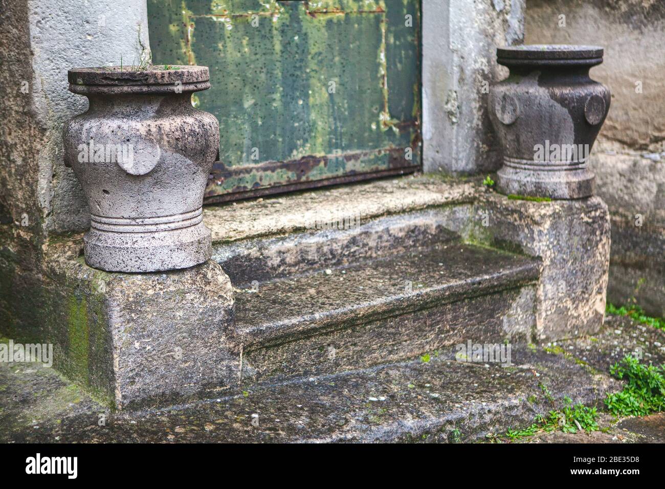 Mausoleum crypt graveyard art hi-res stock photography and images - Alamy