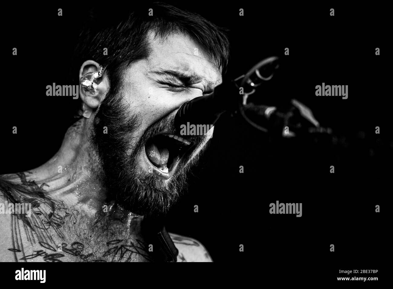 Scottish singer simon neil band Black and White Stock Photos & Images ...