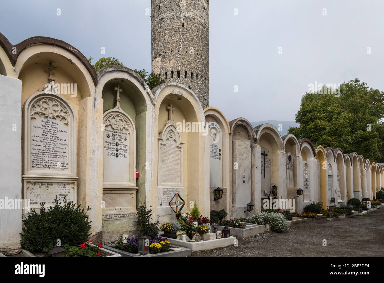 A row of headstones hi-res stock photography and images - Alamy