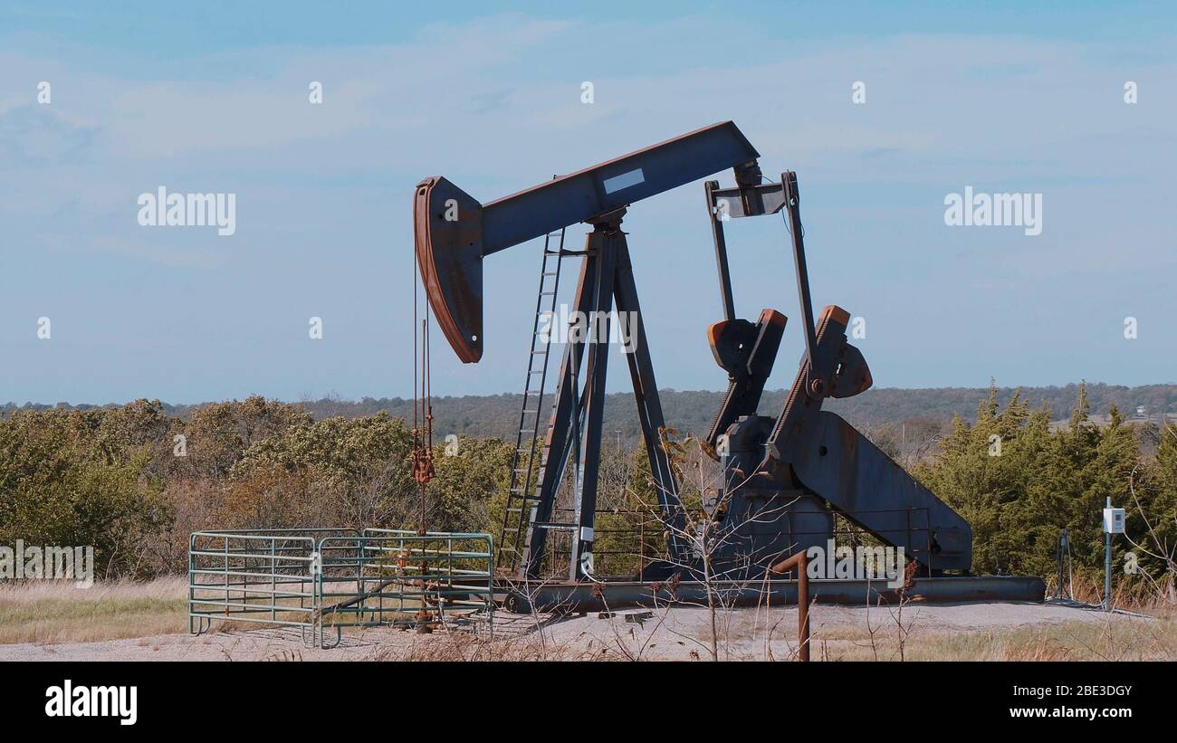 Oil pump in the countryside of Oklahoma - Pump jack Stock Photo - Alamy