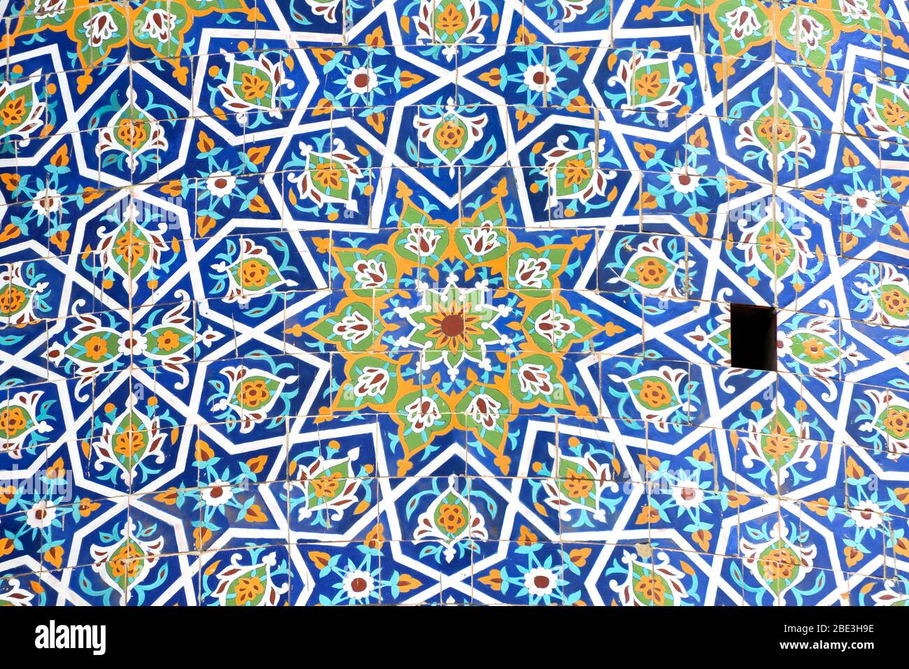 Arabic wallpaper pattern islamic mosaic hi-res stock photography and ...