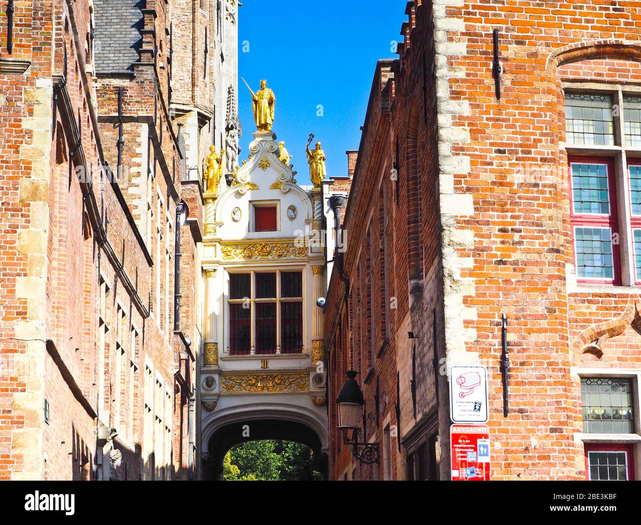 Bridge connecting two buildings hi-res stock photography and images - Alamy