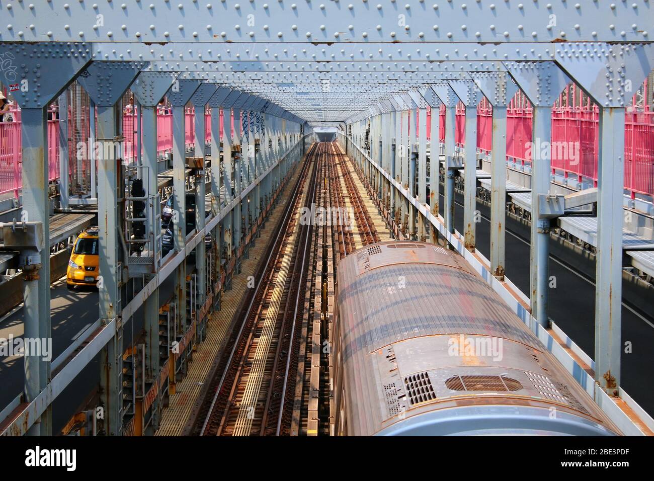 Manhattan-bound R160 M train rides across Williamsburg Bridge ...