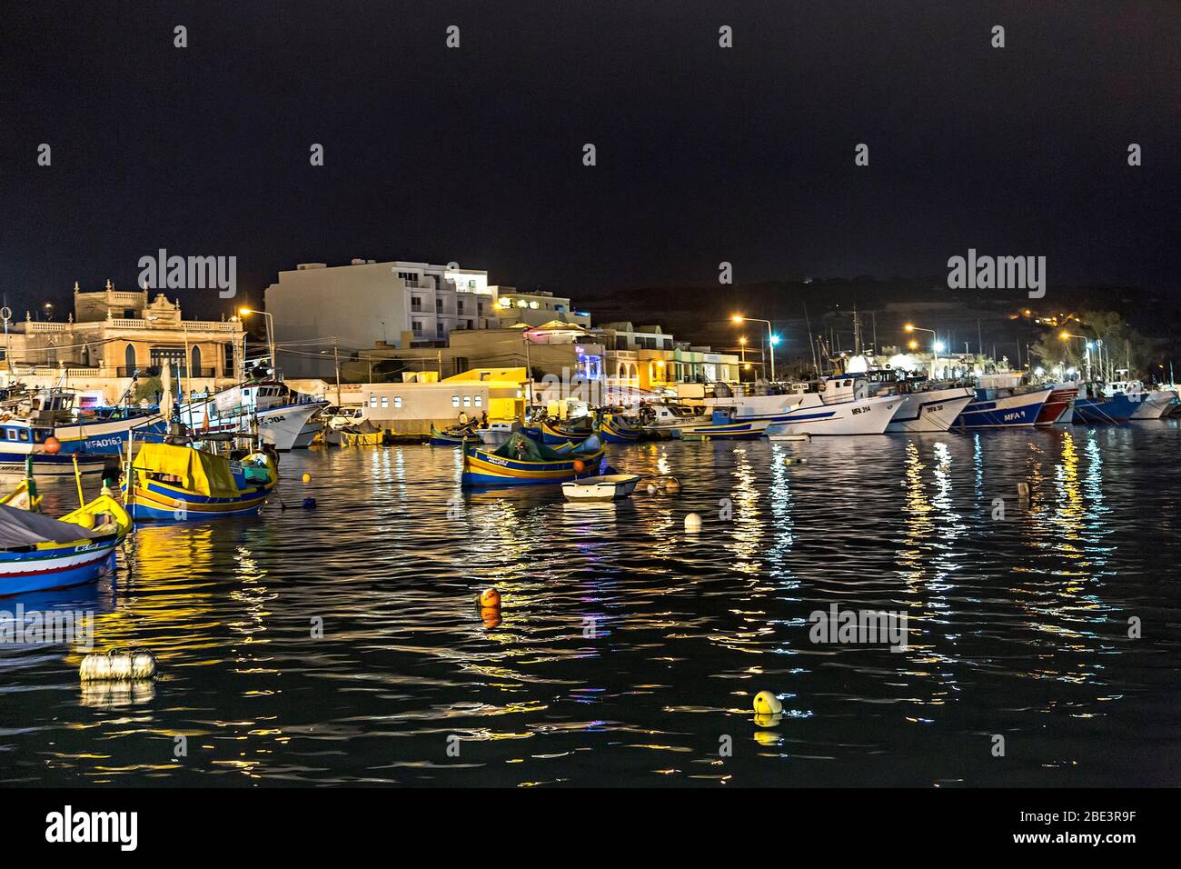Night water lights hi-res stock photography and images - Alamy
