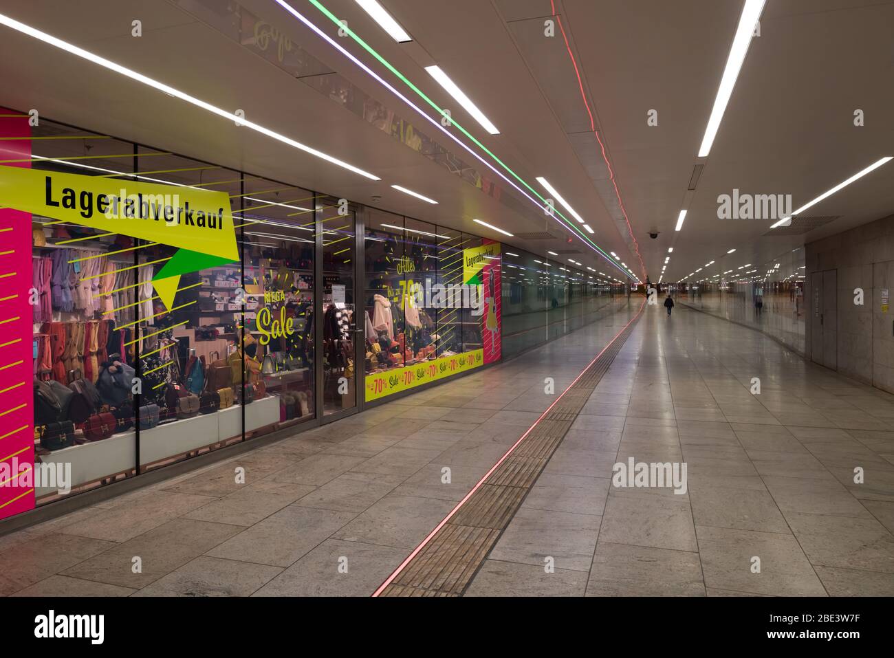 Wien, U-Bahn-Station Karlsplatz // Vienna, subway station Karlsplatz ...