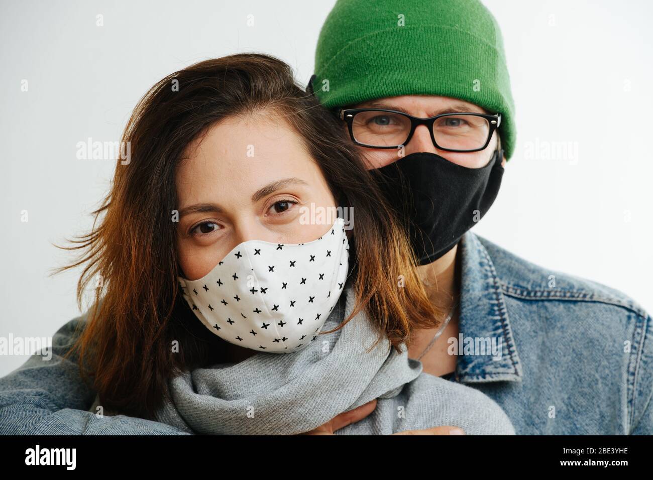 Kissing couple mask hi-res stock photography and images - Alamy