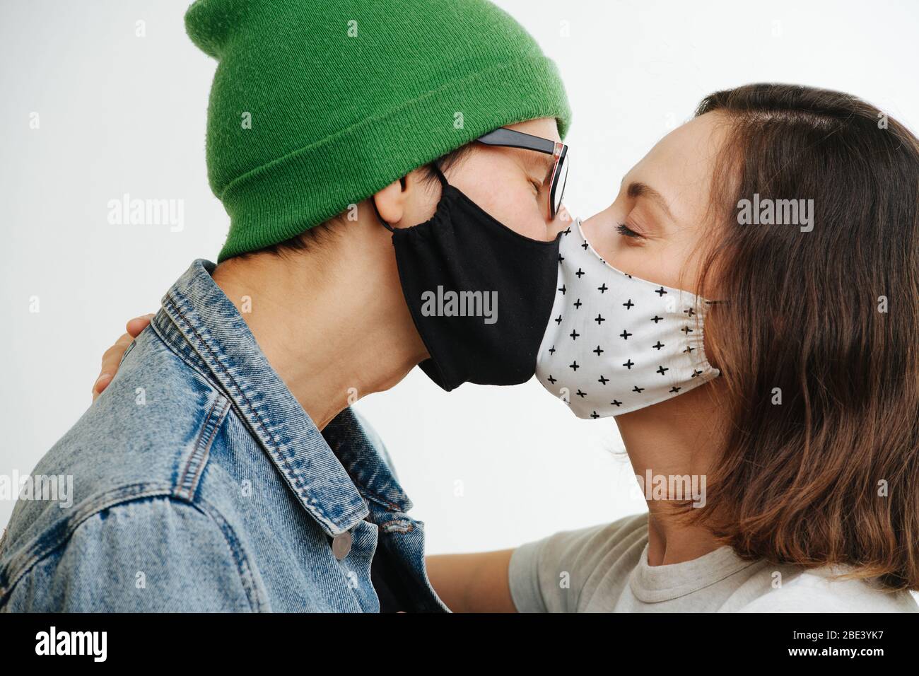 Couple in love medical masks hi-res stock photography and images - Alamy