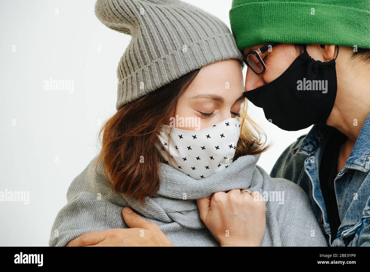 Couple in love medical masks hi-res stock photography and images - Alamy