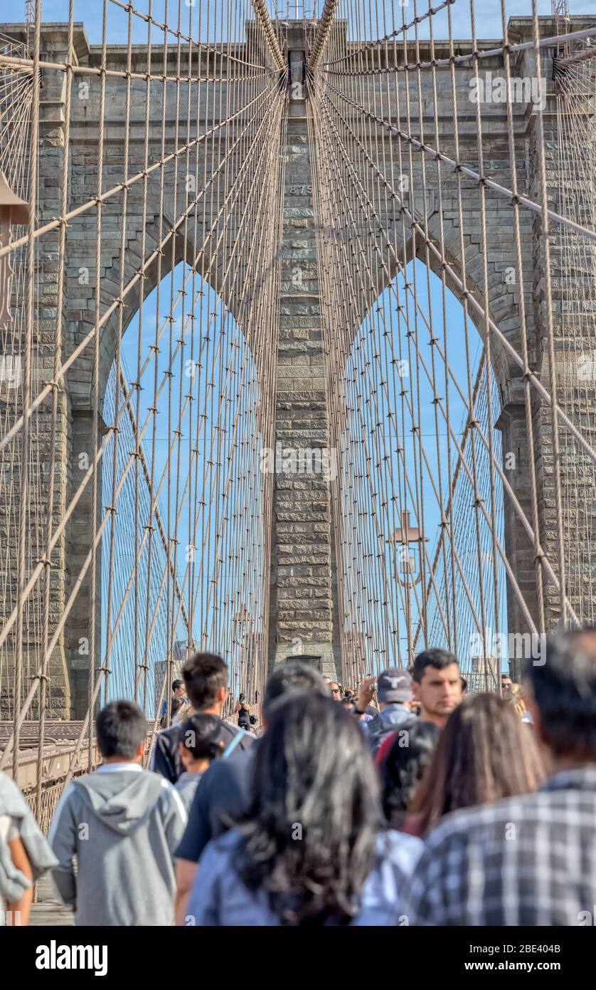 Overcrowded Brooklyn Bridge in New York Stock Photo - Alamy