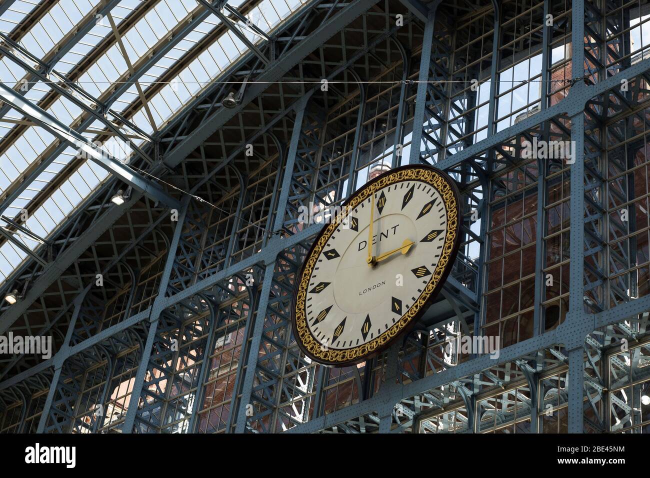 Station clock london hi-res stock photography and images - Alamy