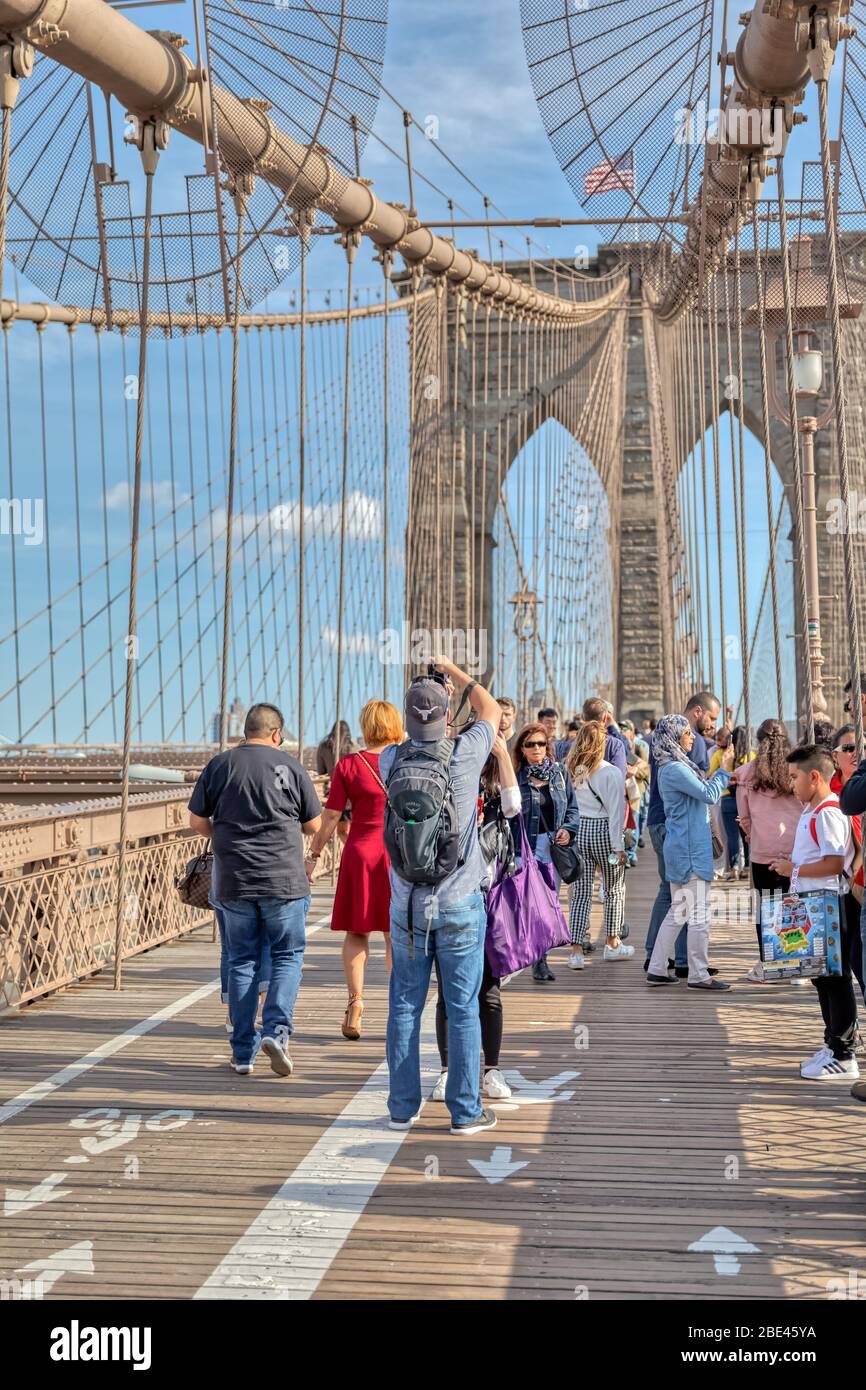 Overcrowded bridge hi-res stock photography and images - Alamy