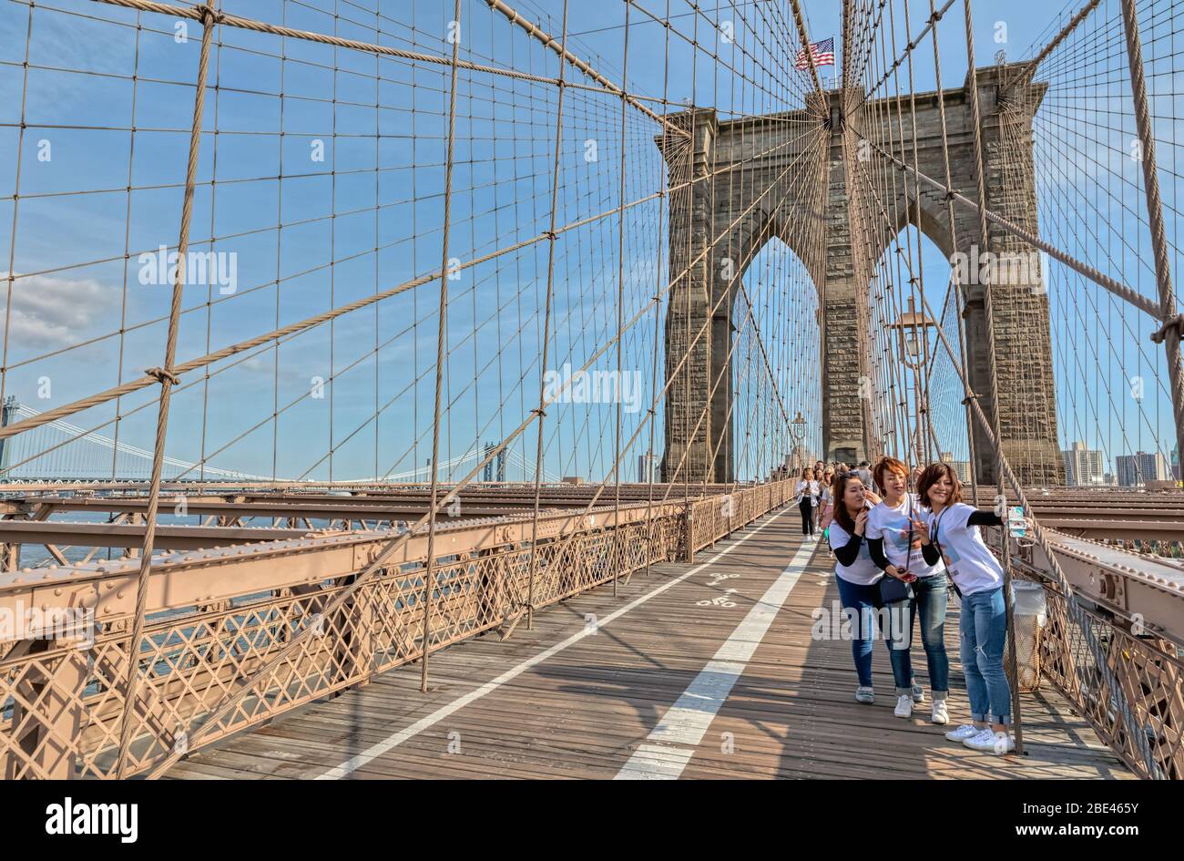 Overcrowded Brooklyn Bridge in New York Stock Photo - Alamy