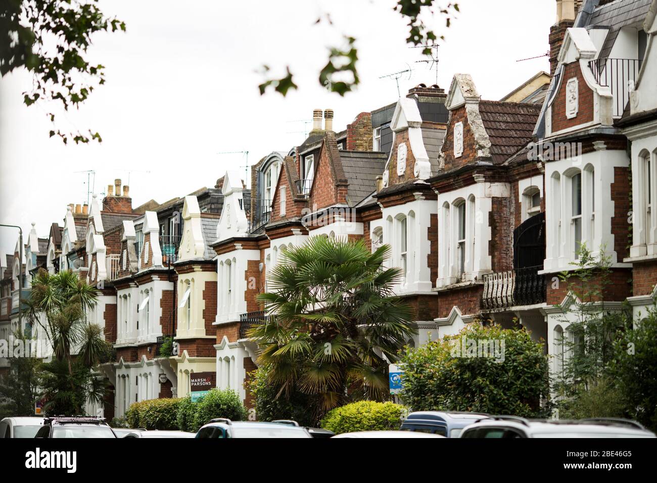 Row houses in victorian architecture hi-res stock photography and ...