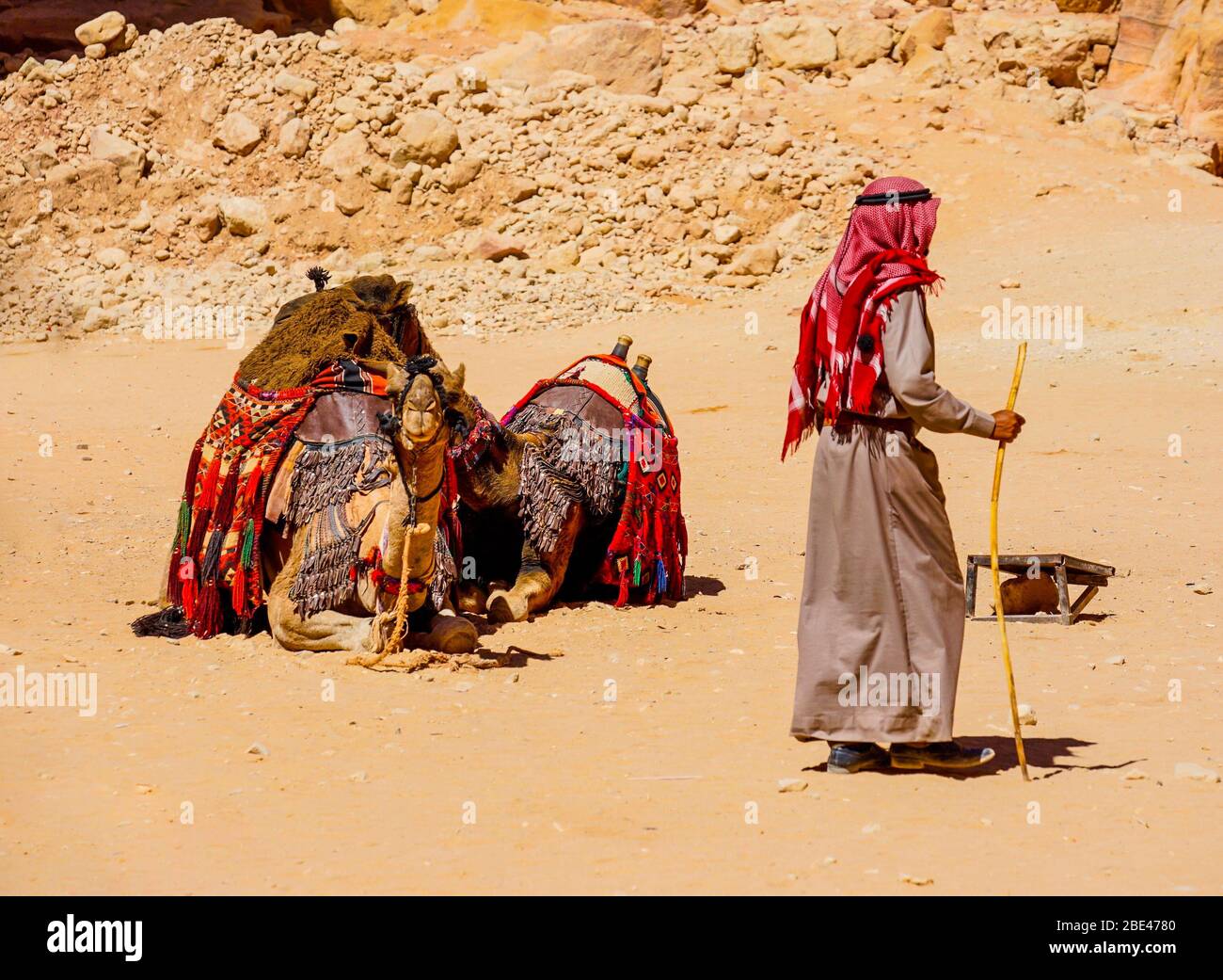 Bedouin man in traditional dress hi-res stock photography and images ...
