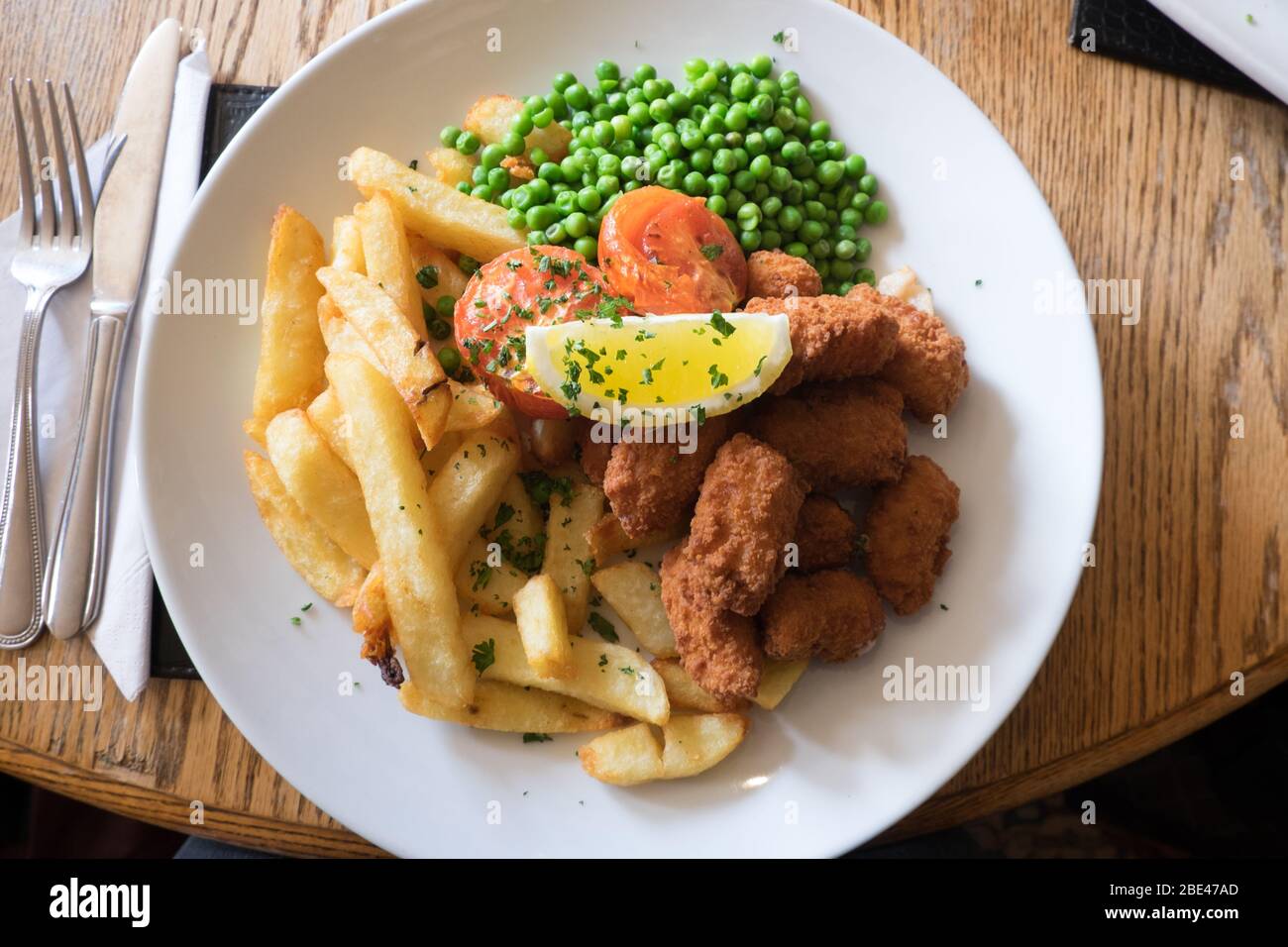 Scampi, chips and peas: traditional British pub meal for lunch ...