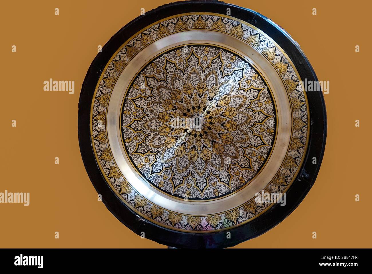 Silver mandala round arabic hi-res stock photography and images - Alamy