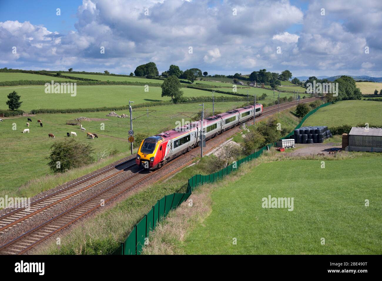 Virgin trains class 221 Bombardier voyager diesel train 221104 on the ...