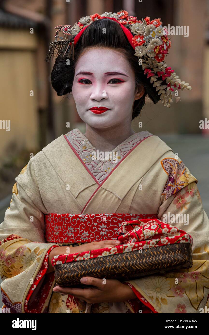 Japan girl portrait hi-res stock photography and images - Alamy