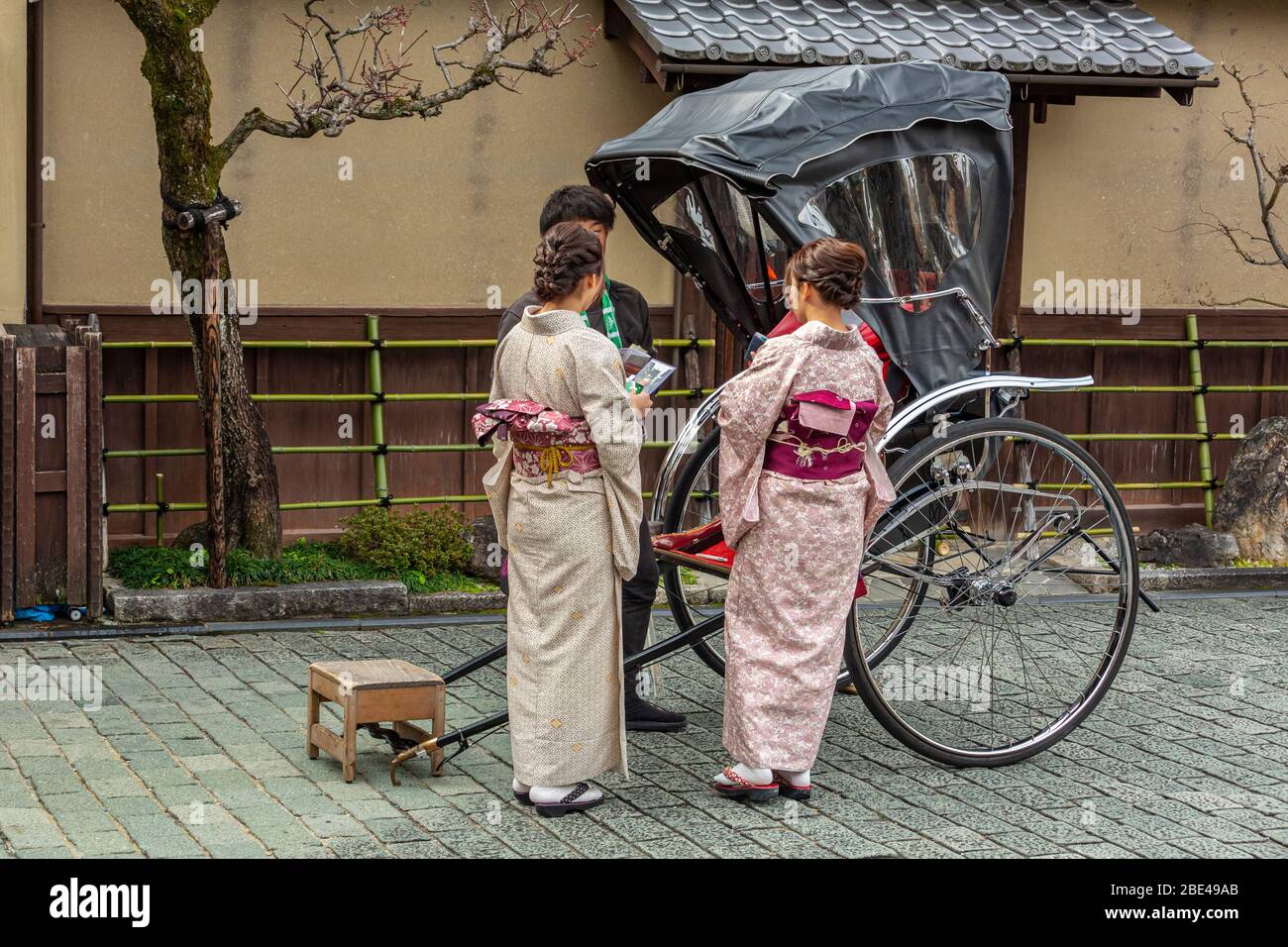 Women renting a rickshaw in Kyoto, Japan Stock Photo - Alamy