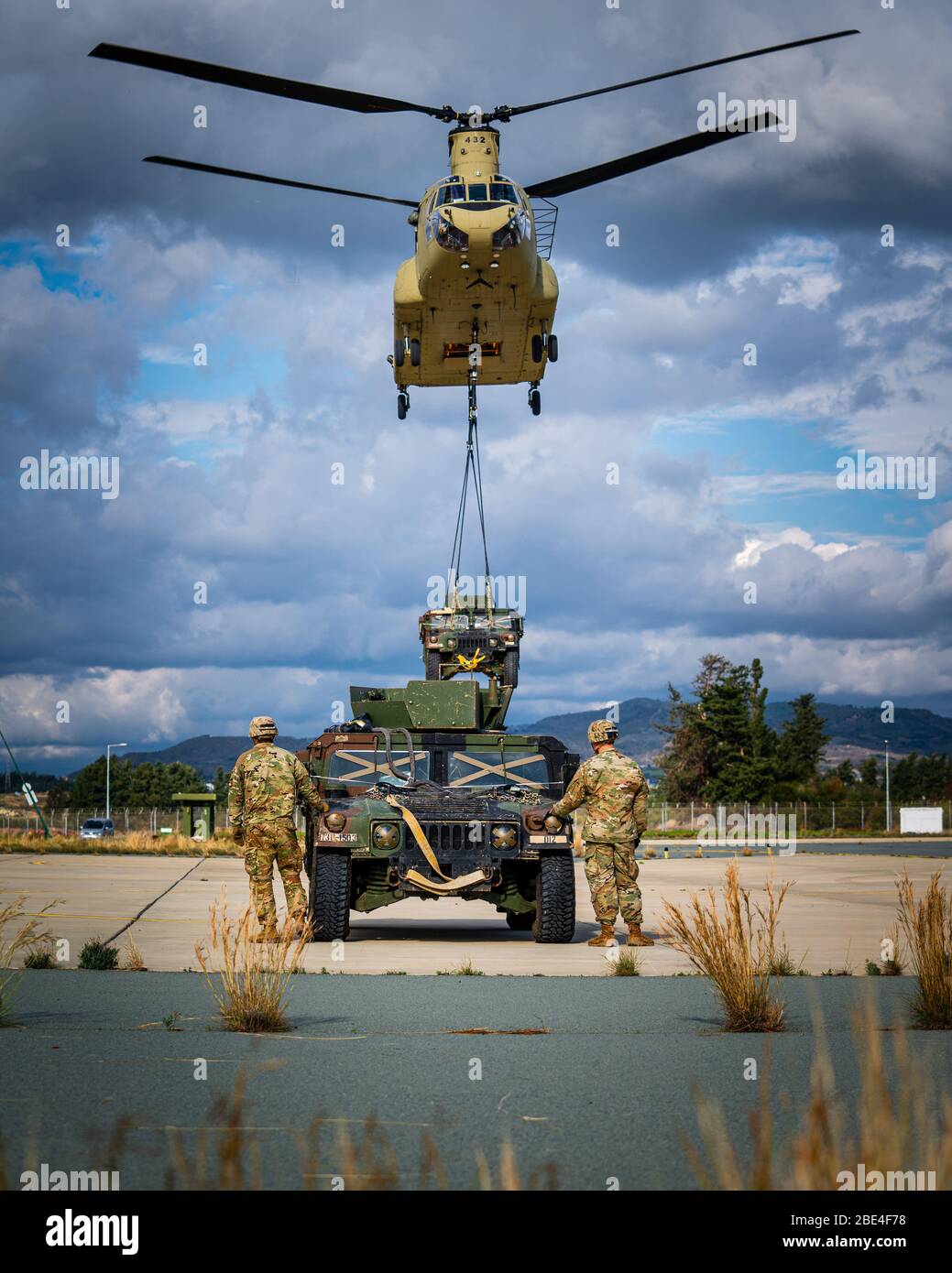 A CH-47 Chinook from B Co, 1-214th General Support Aviation Battalion ...