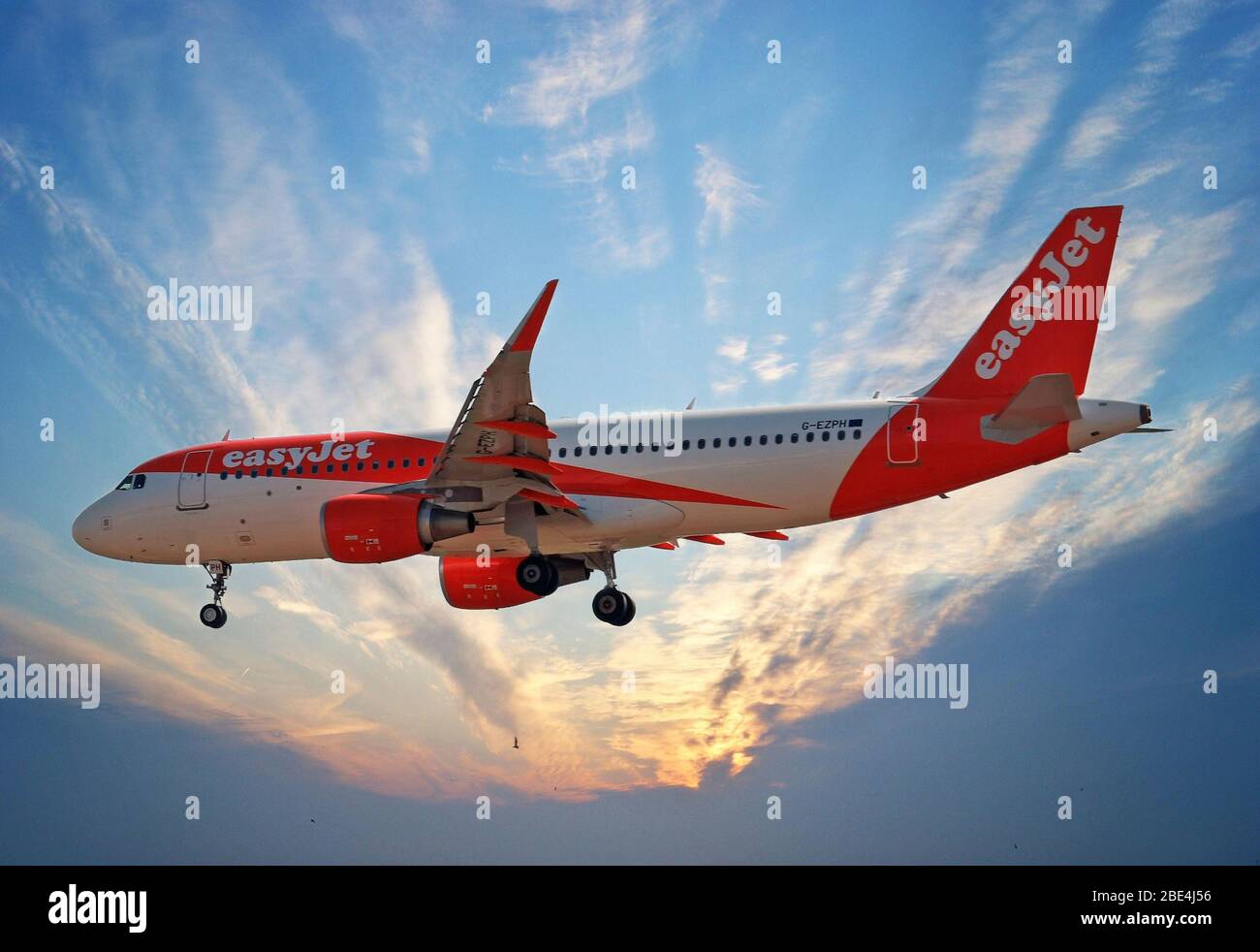 G-EZPH EasyJet Airbus A320-200 at sunset at Malpensa (MXP / LIMC ...