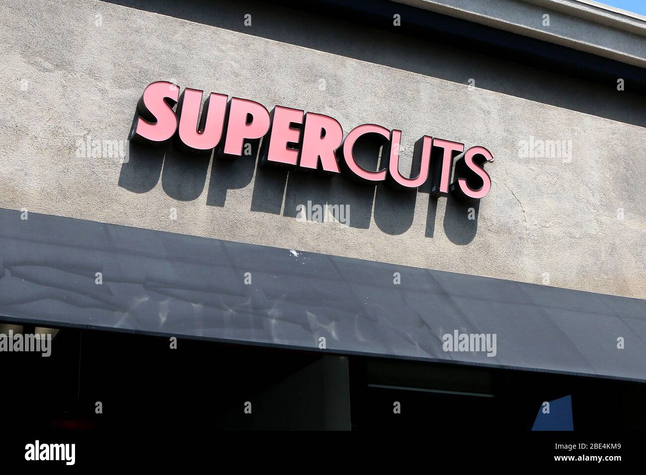 Supercuts store and signage hi-res stock photography and images - Alamy