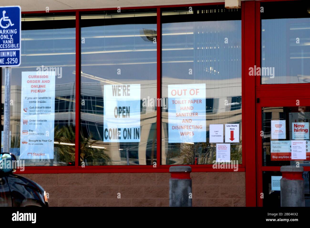 Staples storefront and signage hi-res stock photography and images - Alamy