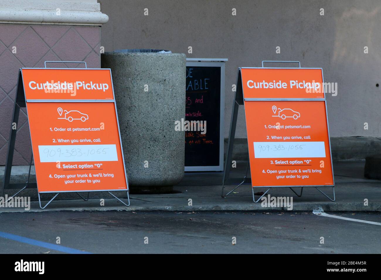 Petsmart store signage hi-res stock photography and images - Alamy