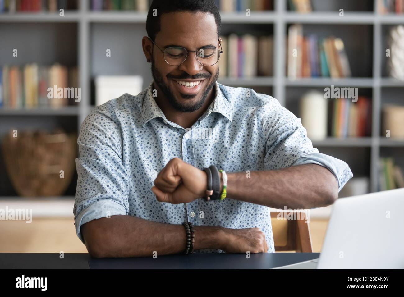 Working time check hi-res stock photography and images - Alamy